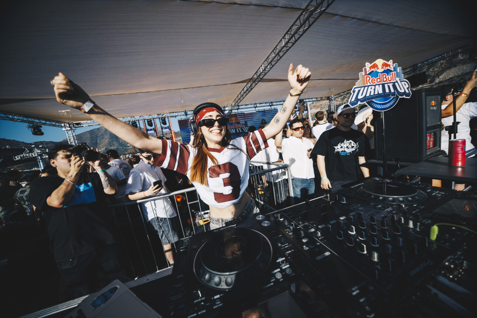 ¡Hito para la música urbana! DJ Bárbara Urrutia hace historia y se ...
