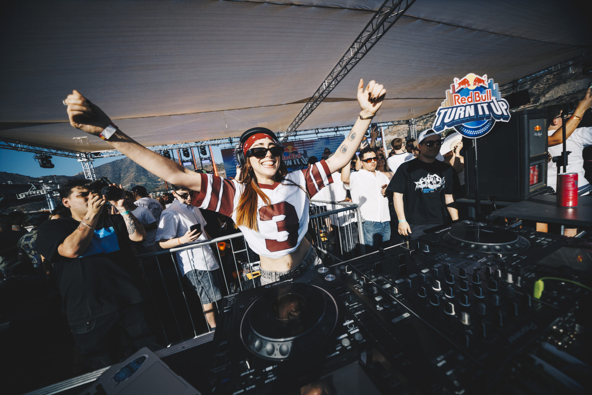 ¡Hito para la música urbana! DJ Bárbara Urrutia hace historia y se ...